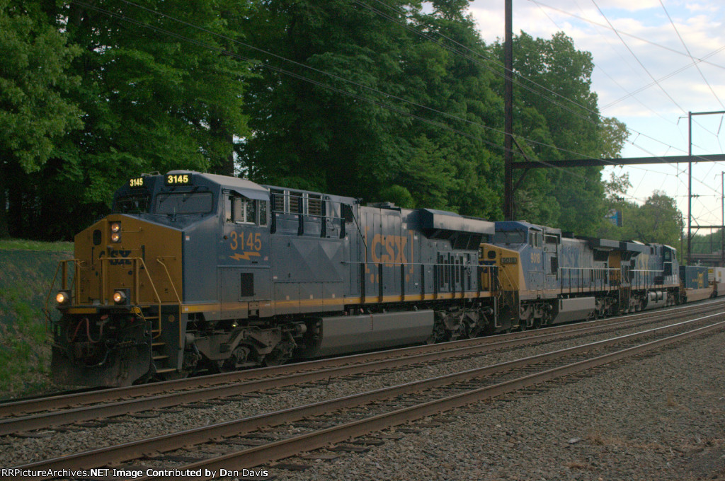CSX ES44AH 3148 leads Q036-18